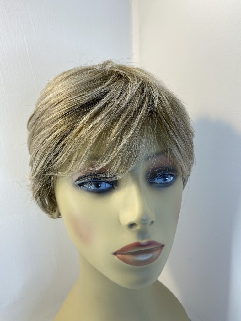 Very smart short blonde wig. Blss5050 – Wigbank
